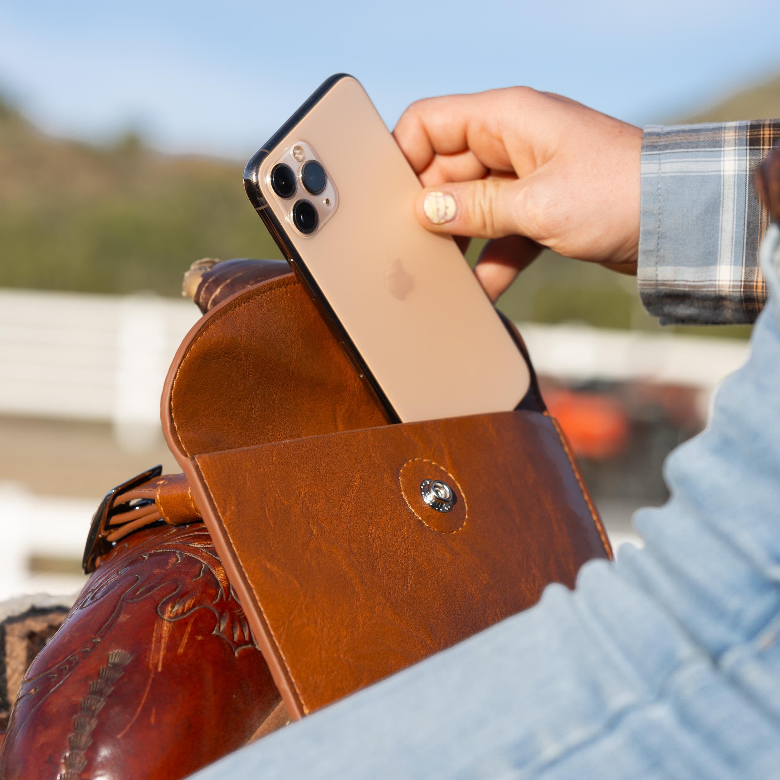Saddle Phone Holder – Secure Trail Riding Pouch for Western Saddles ...