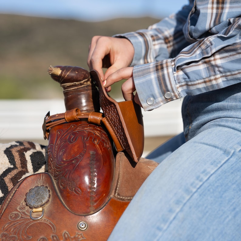 Saddle Phone Holder – Secure Trail Riding Pouch for Western Saddles ...