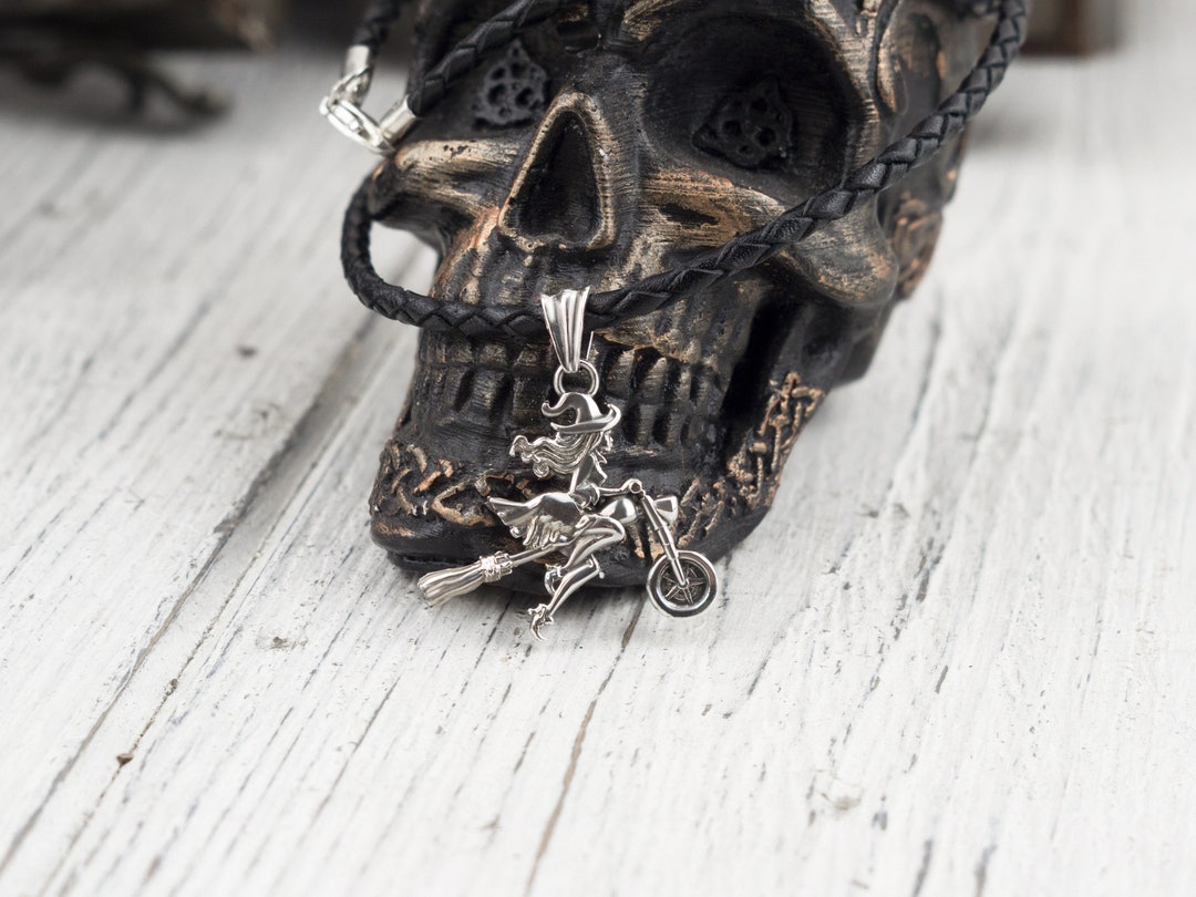 Hexe auf Motorrad-Anhänger: Ausgefallener Gothic-Biker-Schmuck mit ...