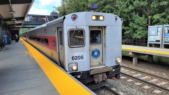 Metro-north PA Class M500 Cab Car Leading Southbound Commuter | Etsy