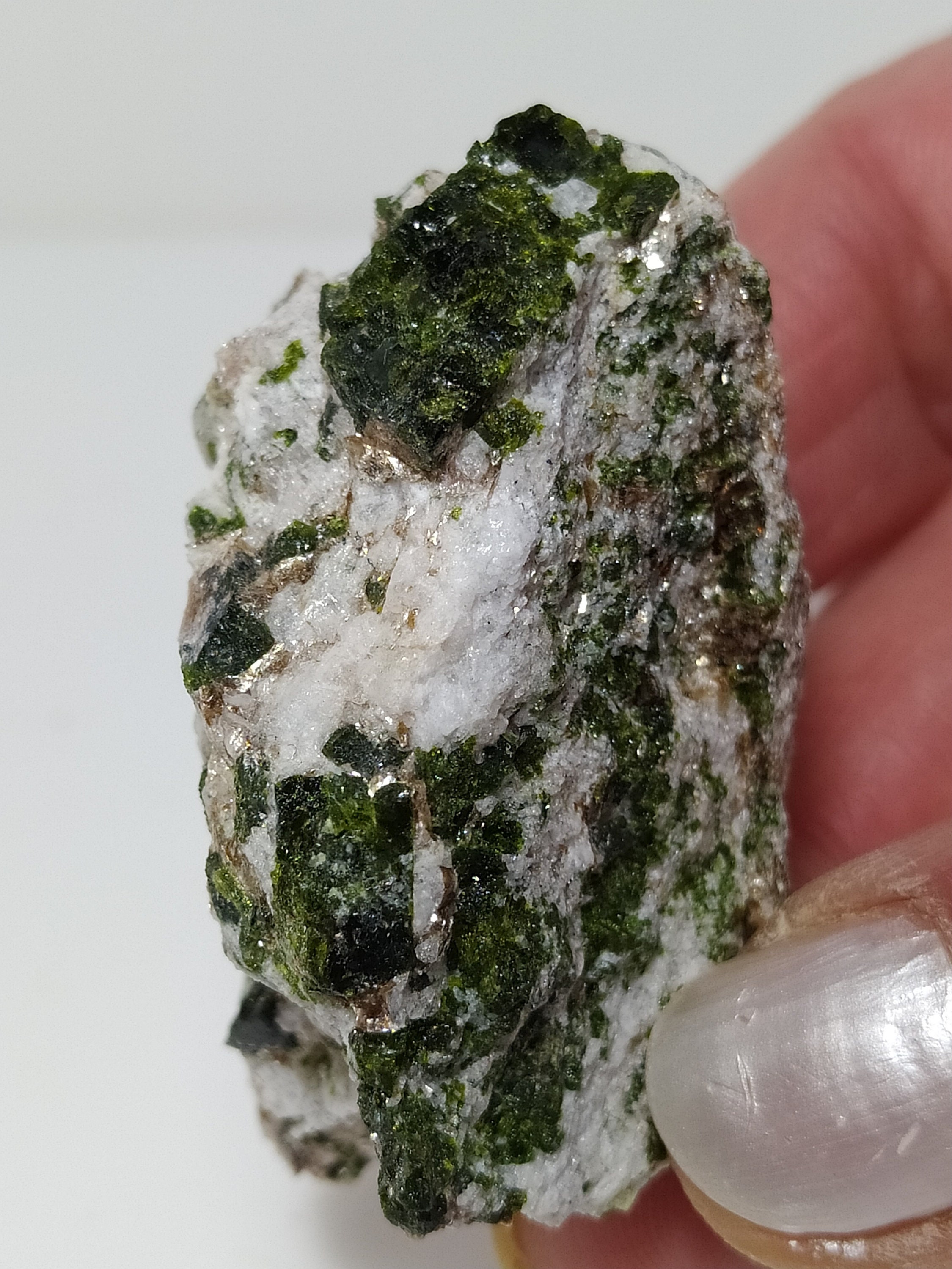 Viridine Crystals on a Feldspar-quartz-muscovite Matrix / - Etsy Sweden