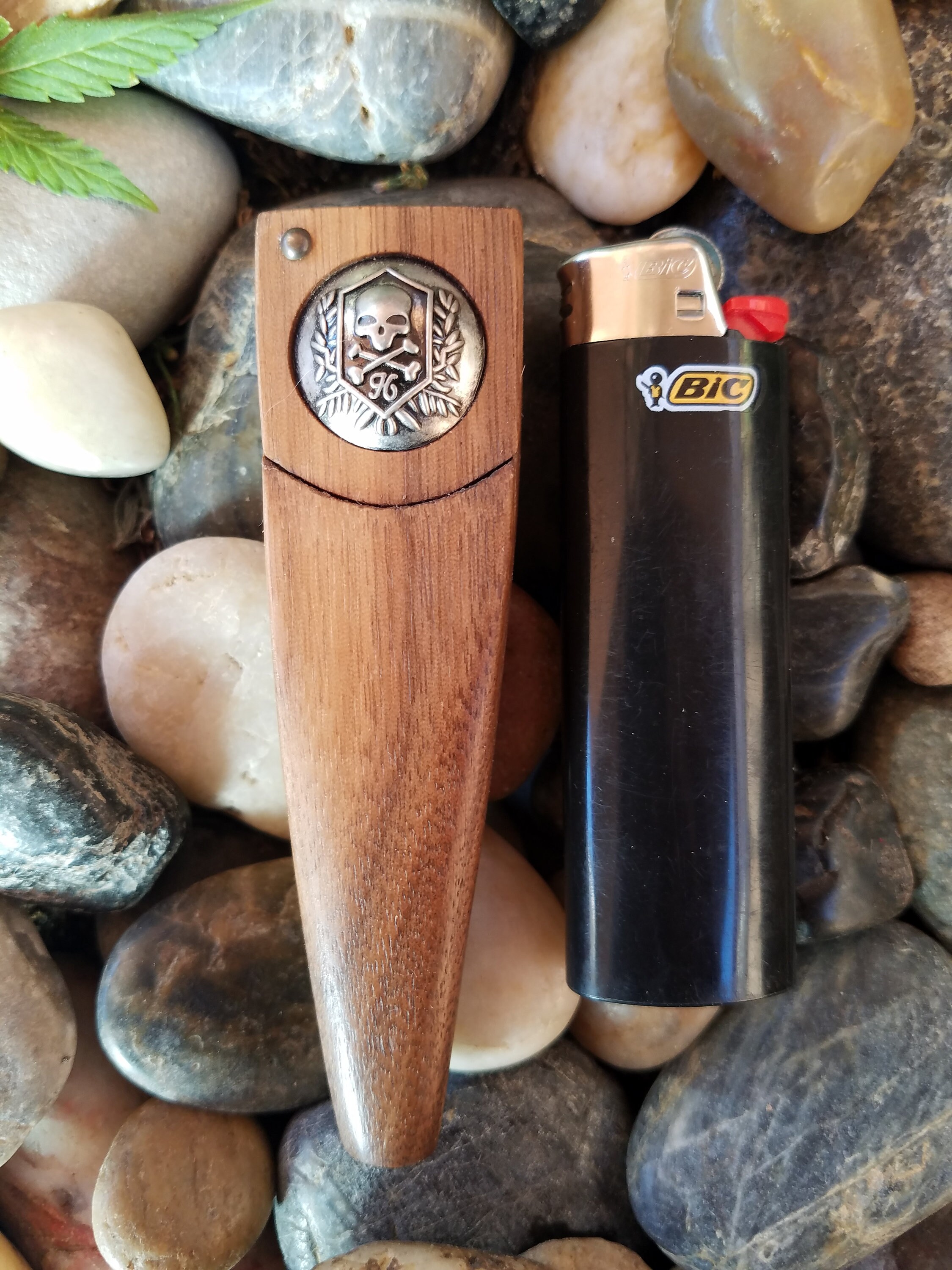 Skull Crest Pocket Pipe