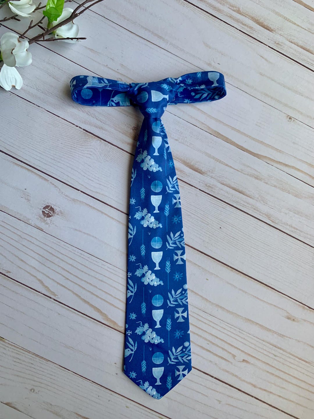 Eucharist - Holy Spirit - Communion - Catholic - Blue Background ...