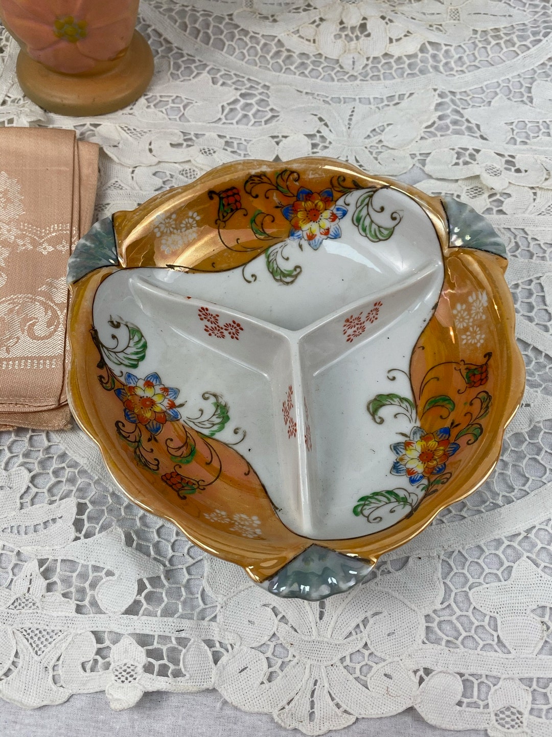 Plat divisé nippon vintage. Finition lustré sur un plat en coupe ...