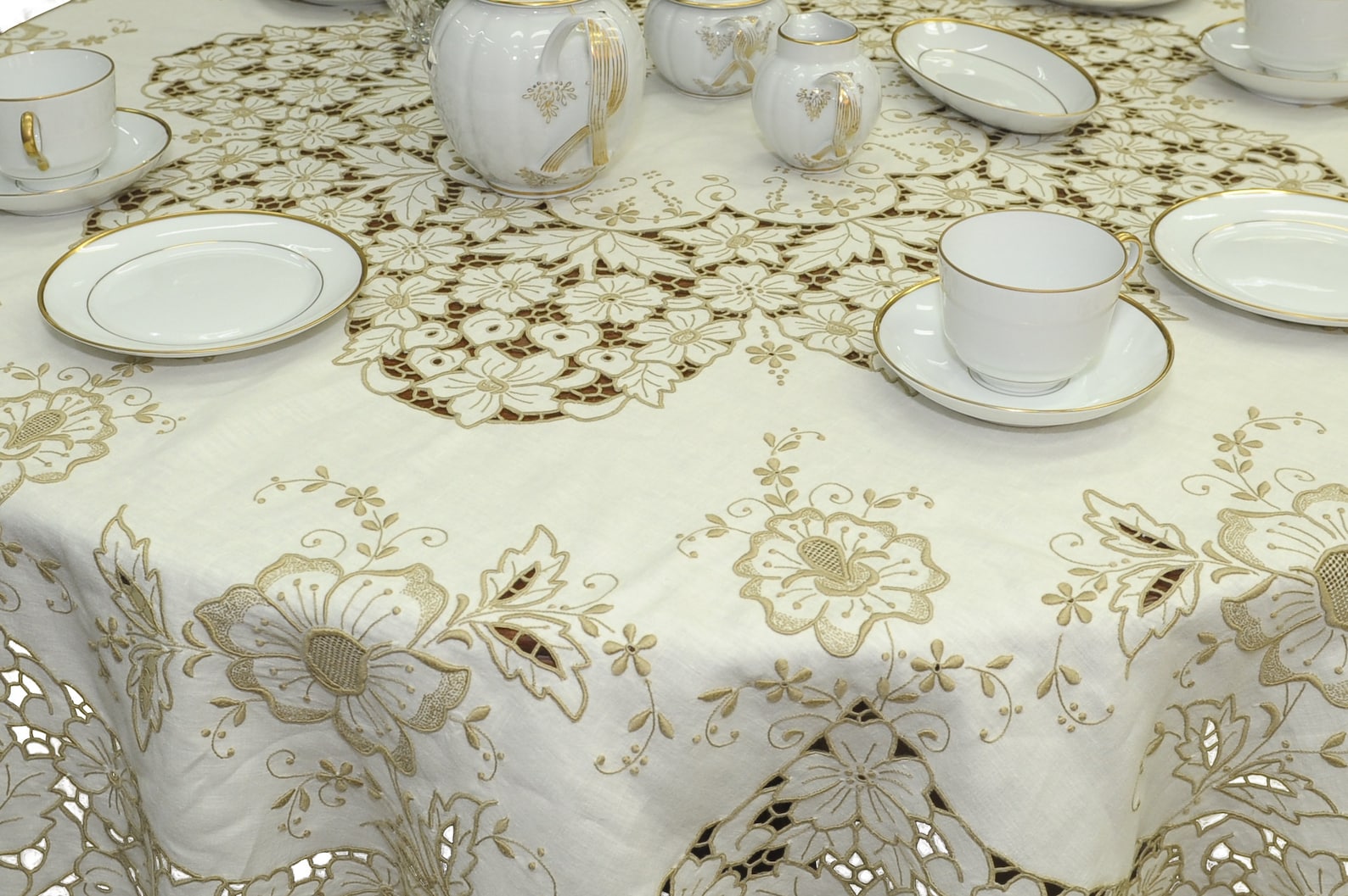 Madeira Embroidered Round Tablecloth With Napkins Linen - Etsy