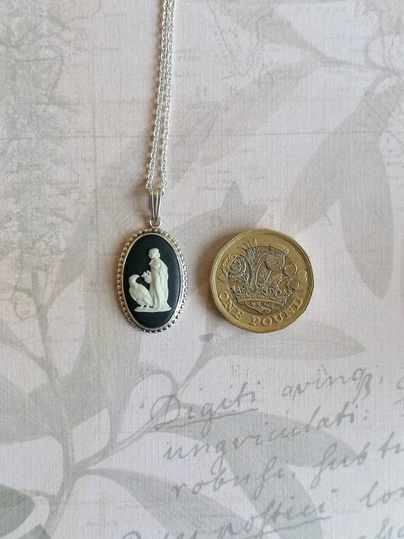 Vintage 1965 Wedgwood Black Jasperware Oval Cameo Pen… - Gem
