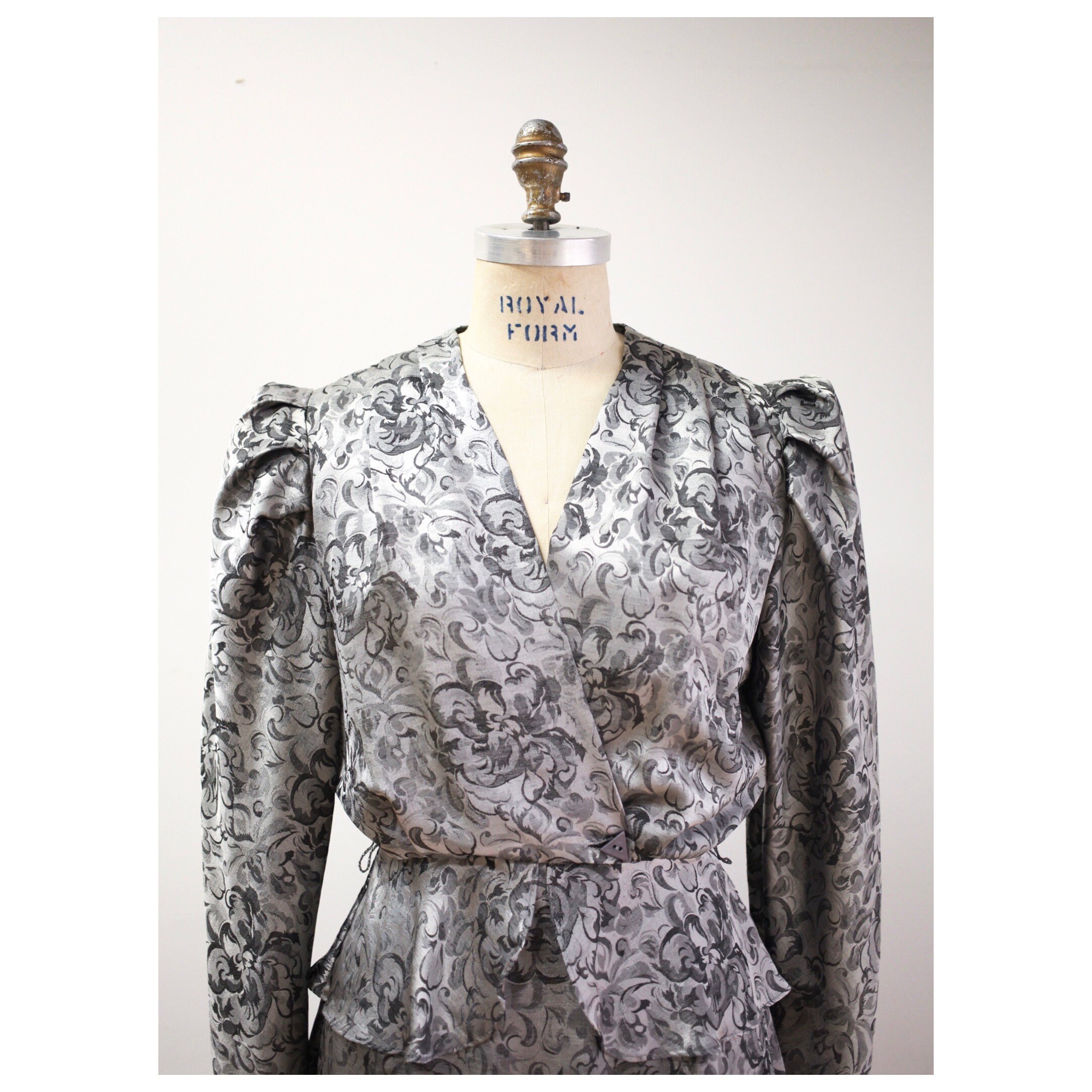 80s/90s Dawn Joy Fashions Lightweight Shiny Abstract Floral Pewter ...