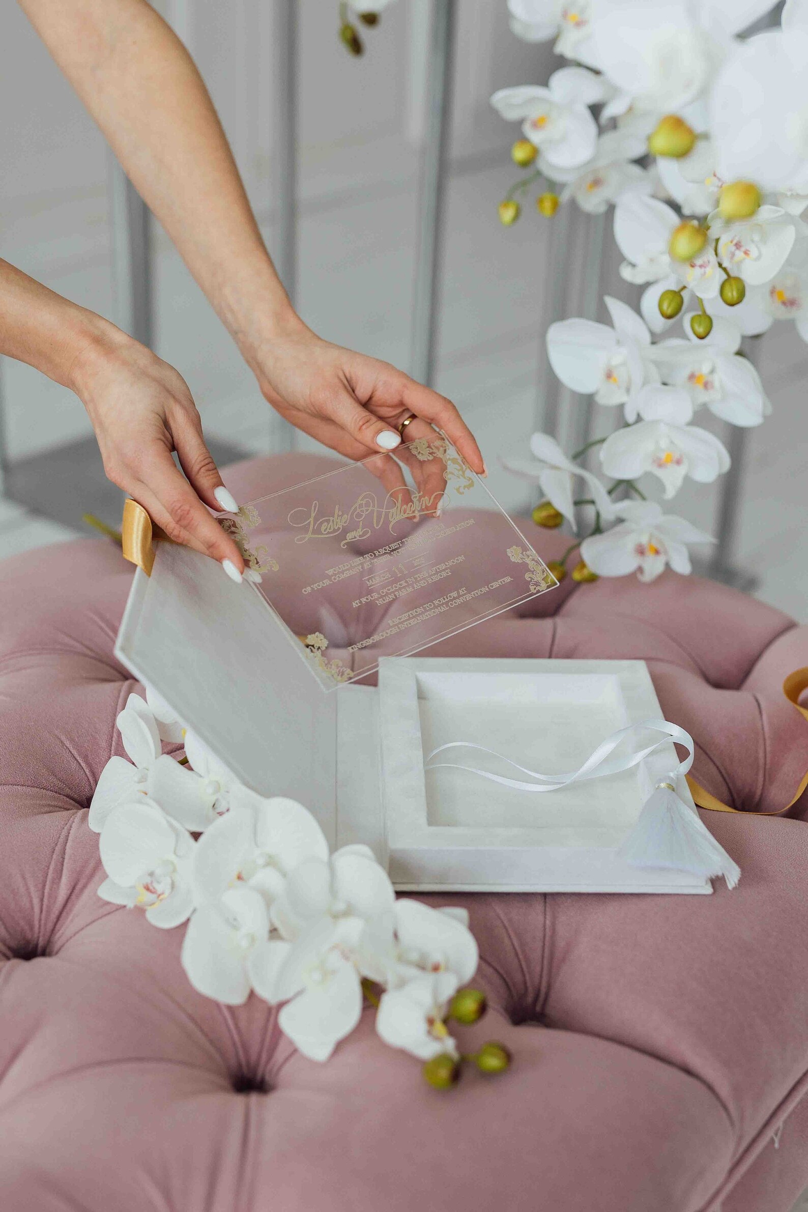 Luxury Crystal White Velvet Wedding Invitation Box Suede | Acrylic ...