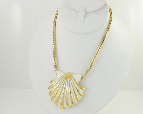 Vintage 1960s Monet White Enamel Scallop Shell Neckla… - Gem