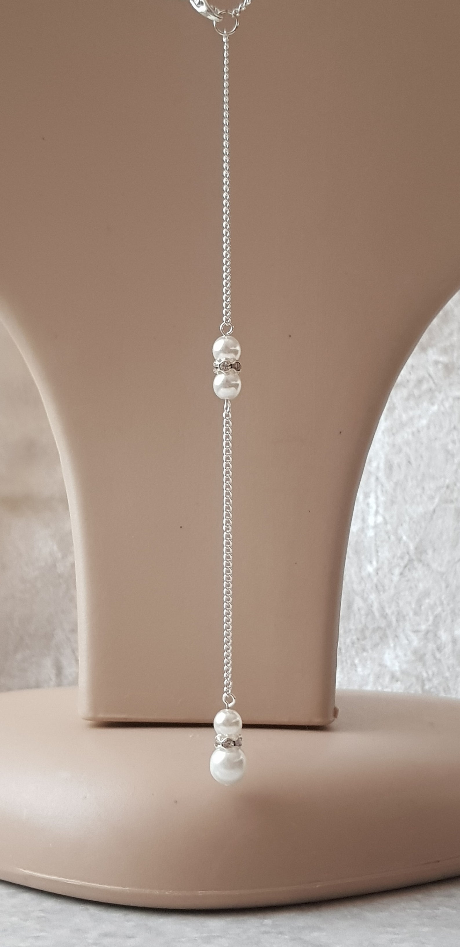 Delicado collar de perlas con fondo. Colgante de perla de cristal color ...