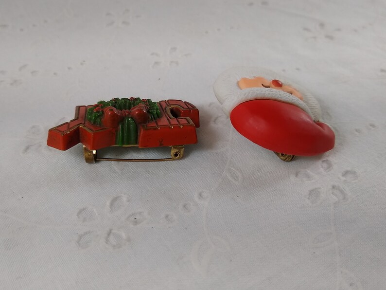 2 Vintage Hallmark Christmas Pins Santa Holiday Brooch Joy - Etsy