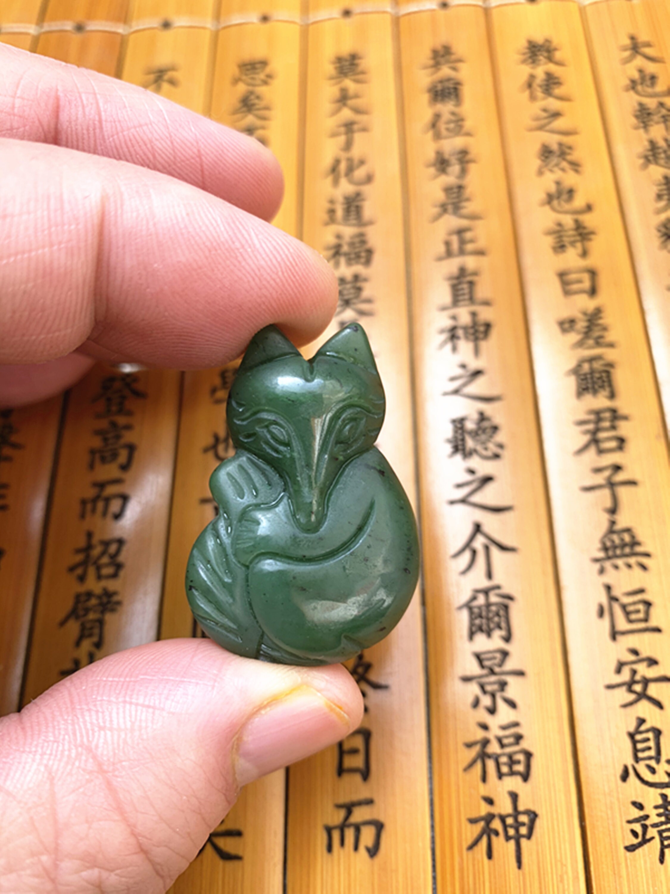 Le renard vert vert normal de pierre de jade grave des pendentifs ...