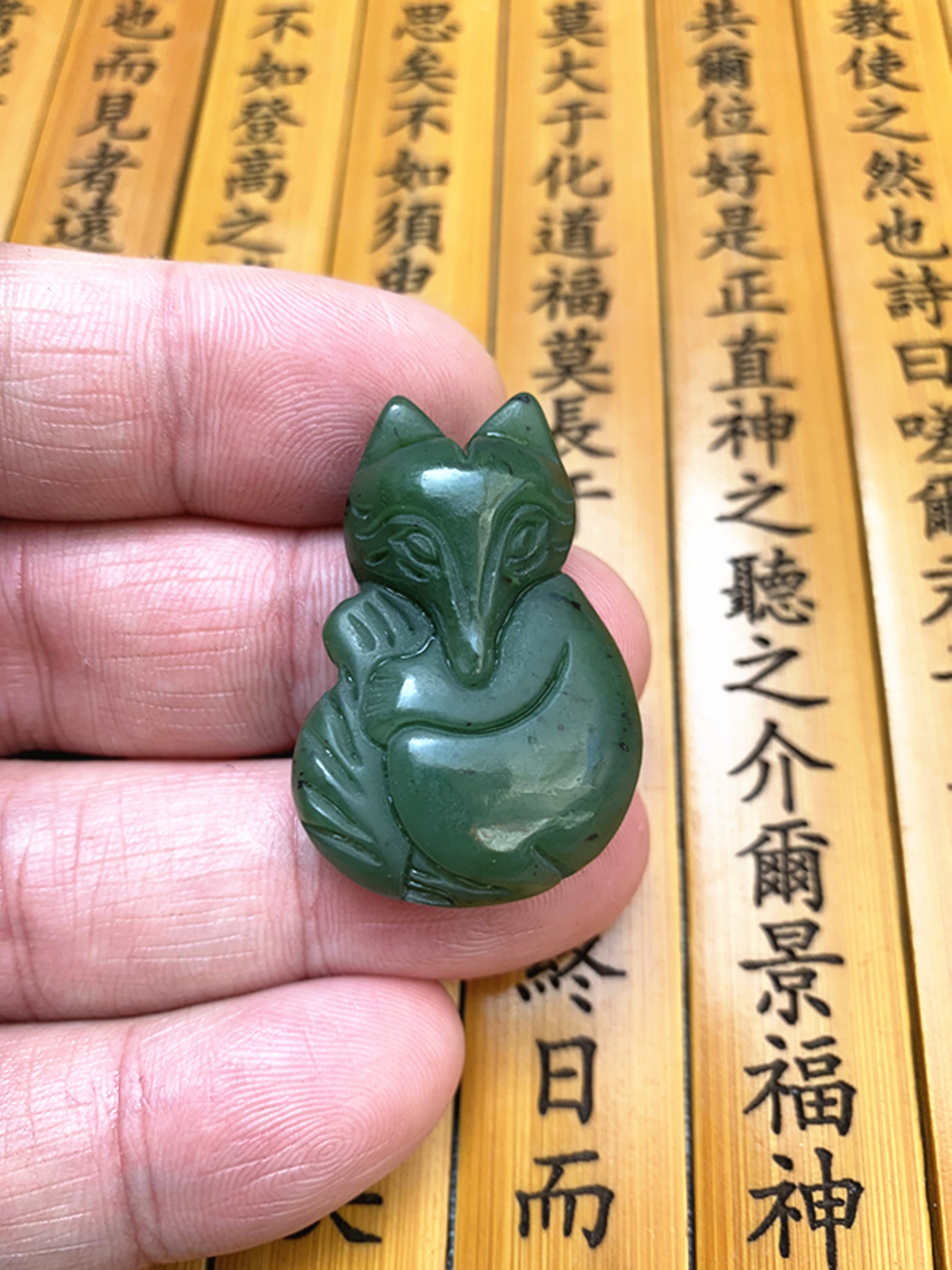 Le renard vert vert normal de pierre de jade grave des pendentifs ...