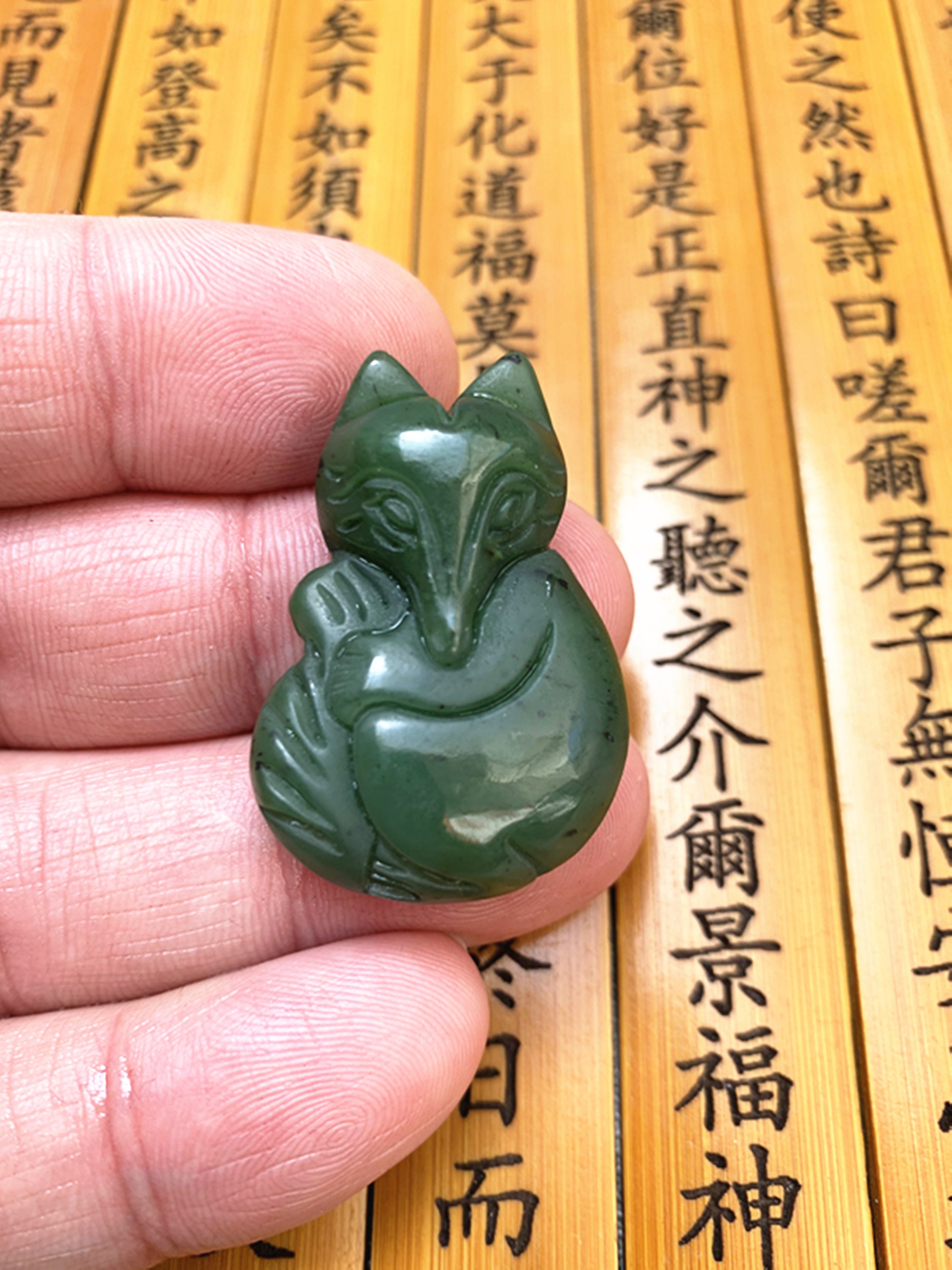 Le renard vert vert normal de pierre de jade grave des pendentifs ...