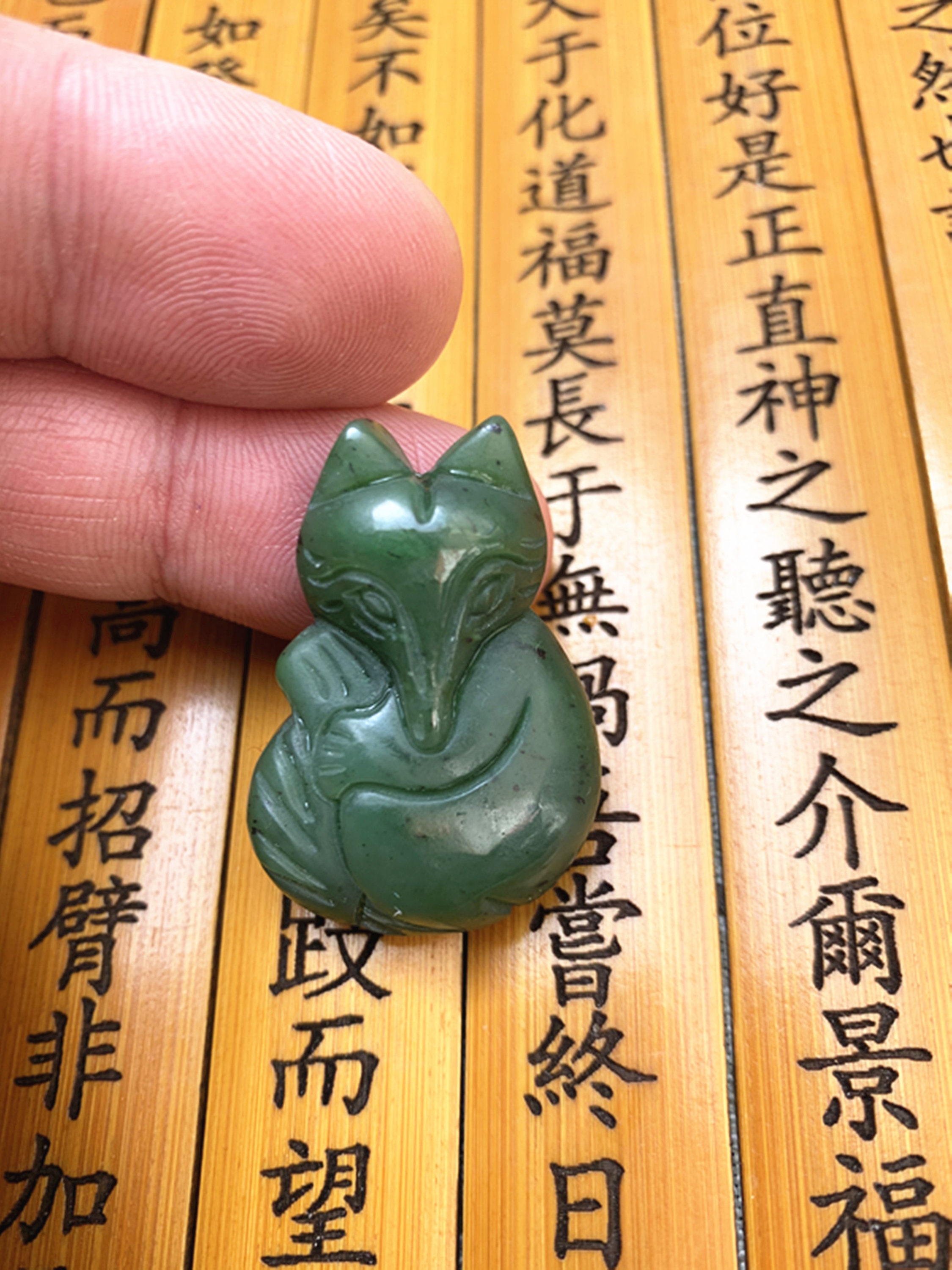 Le renard vert vert normal de pierre de jade grave des pendentifs ...