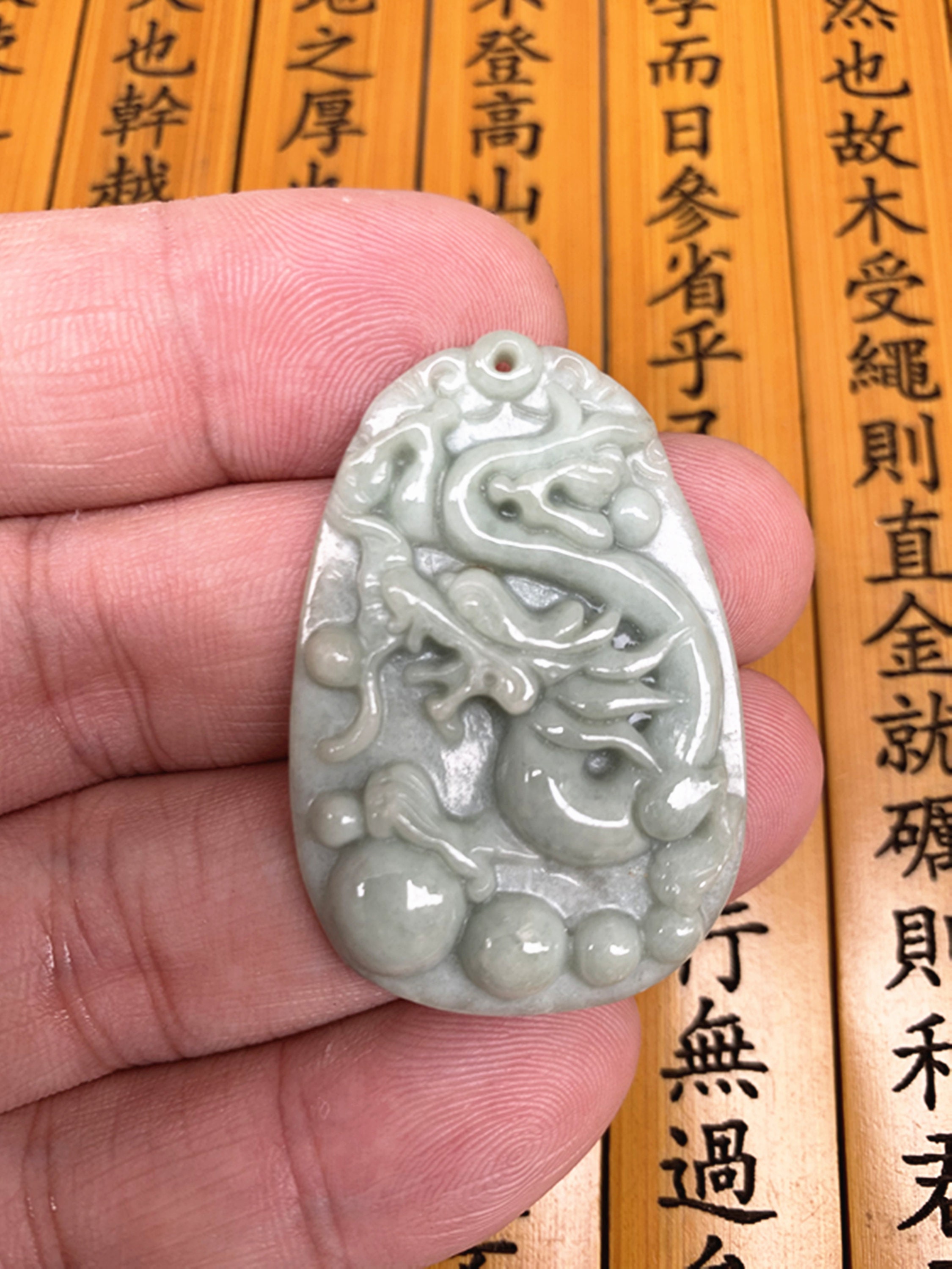 AAA exquisita piedra de jade natural genuino grabar colgantes | Etsy