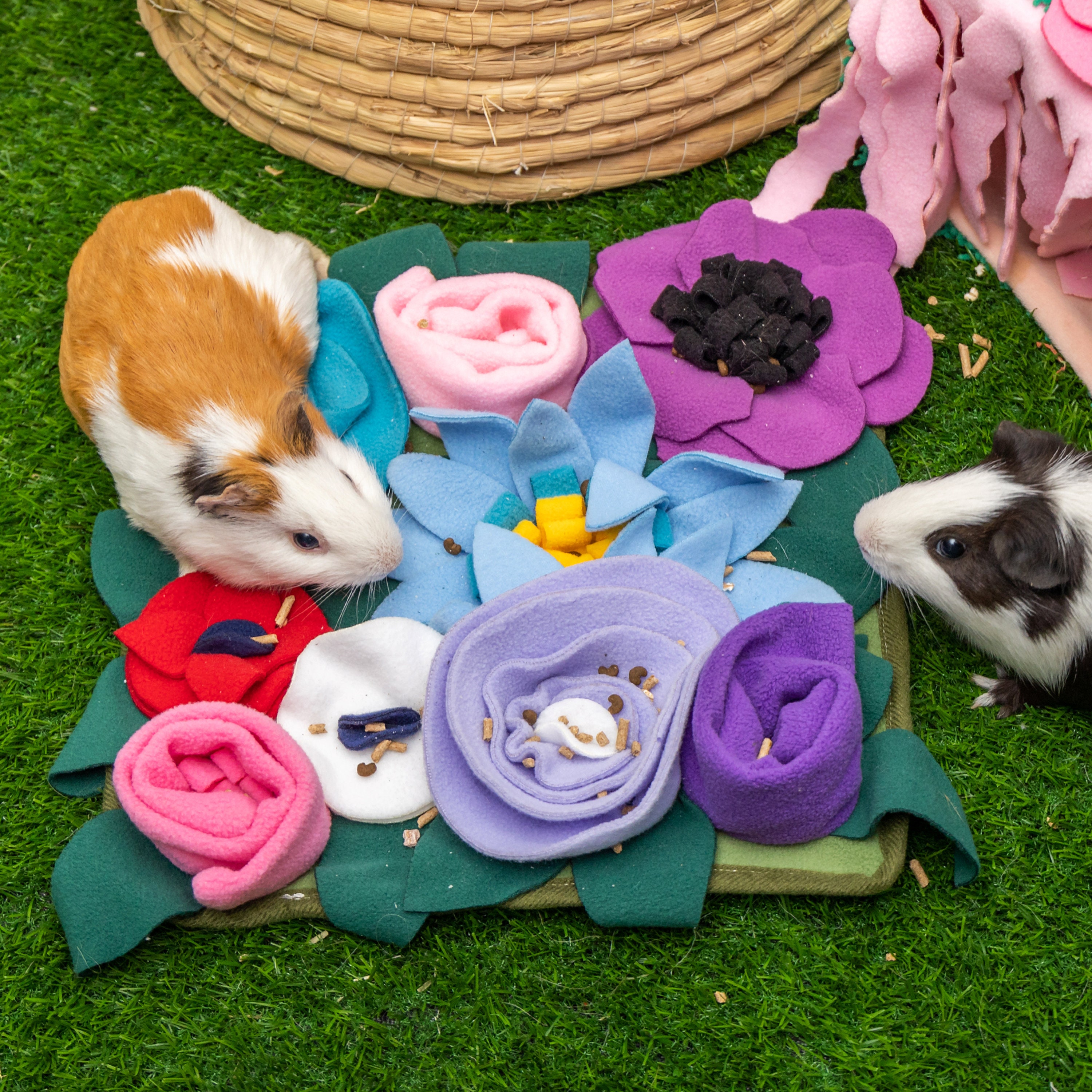 Small Animal Foraging Mat , Cute Flower Toy Feeding Mat Bedding Cage ...