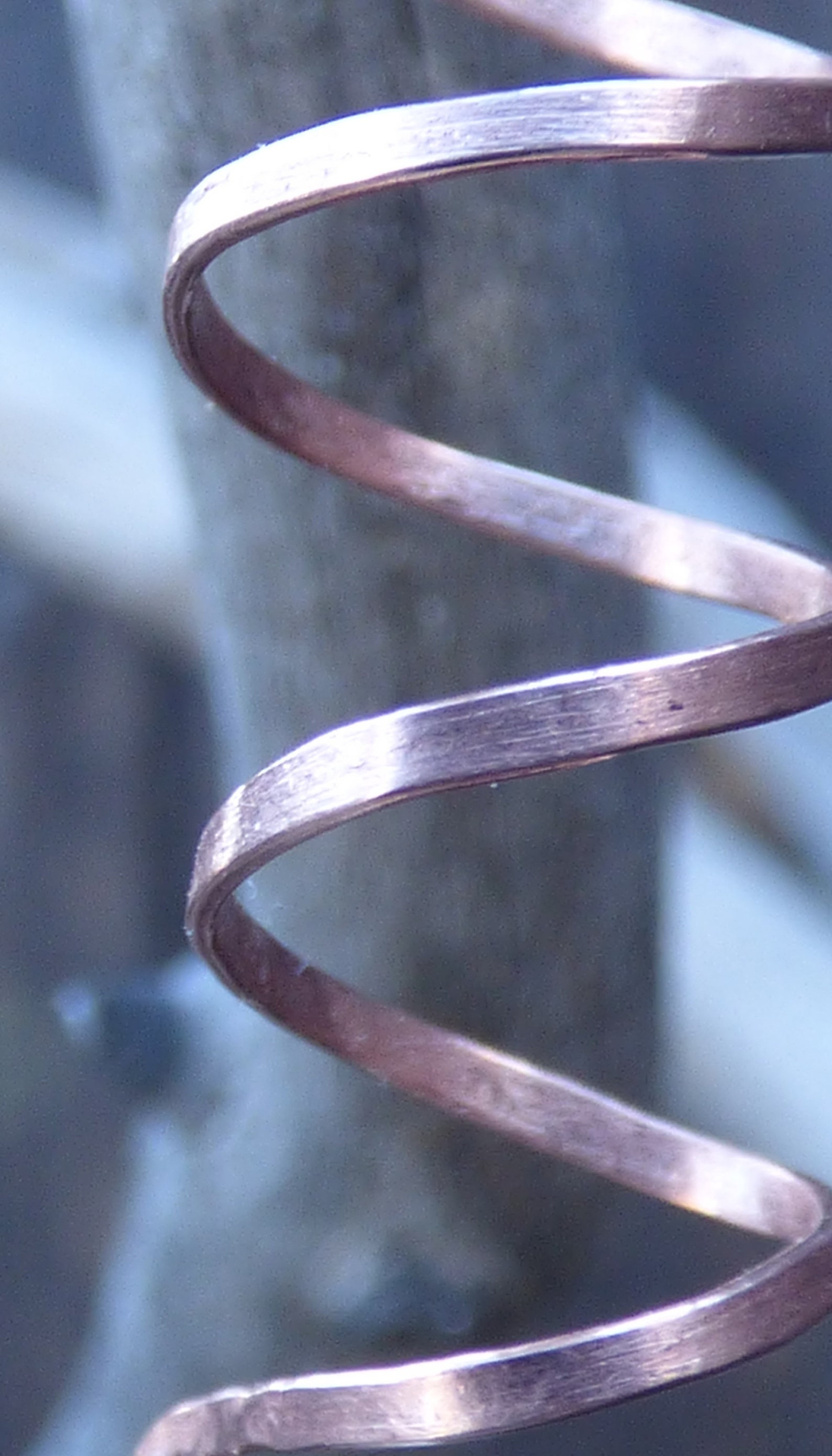 Orecchini a spirale in rame grezzo martellati e piegati a mano con ...