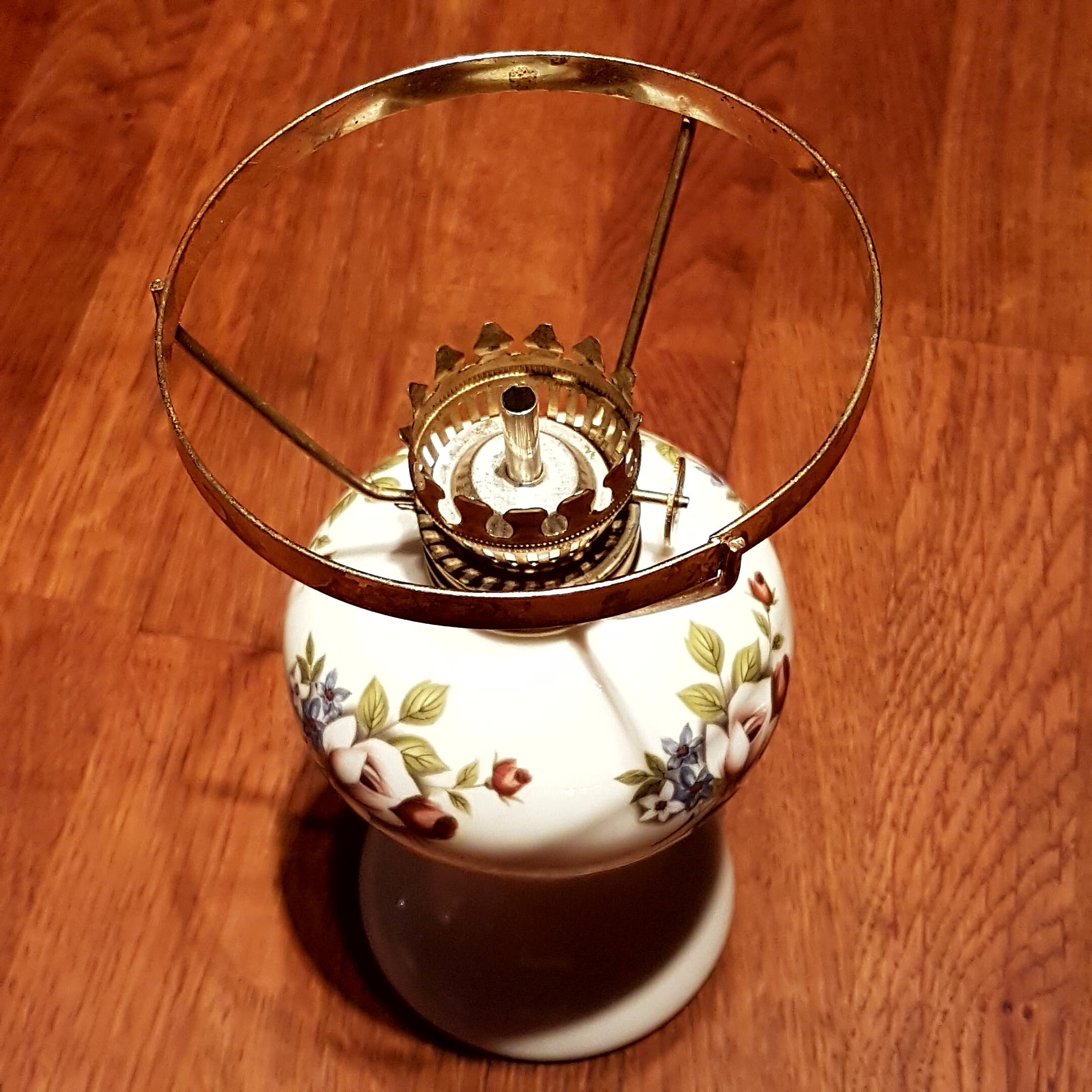 Vintage Victorian Rose Pattern Glass Oil Lamp / Lantern