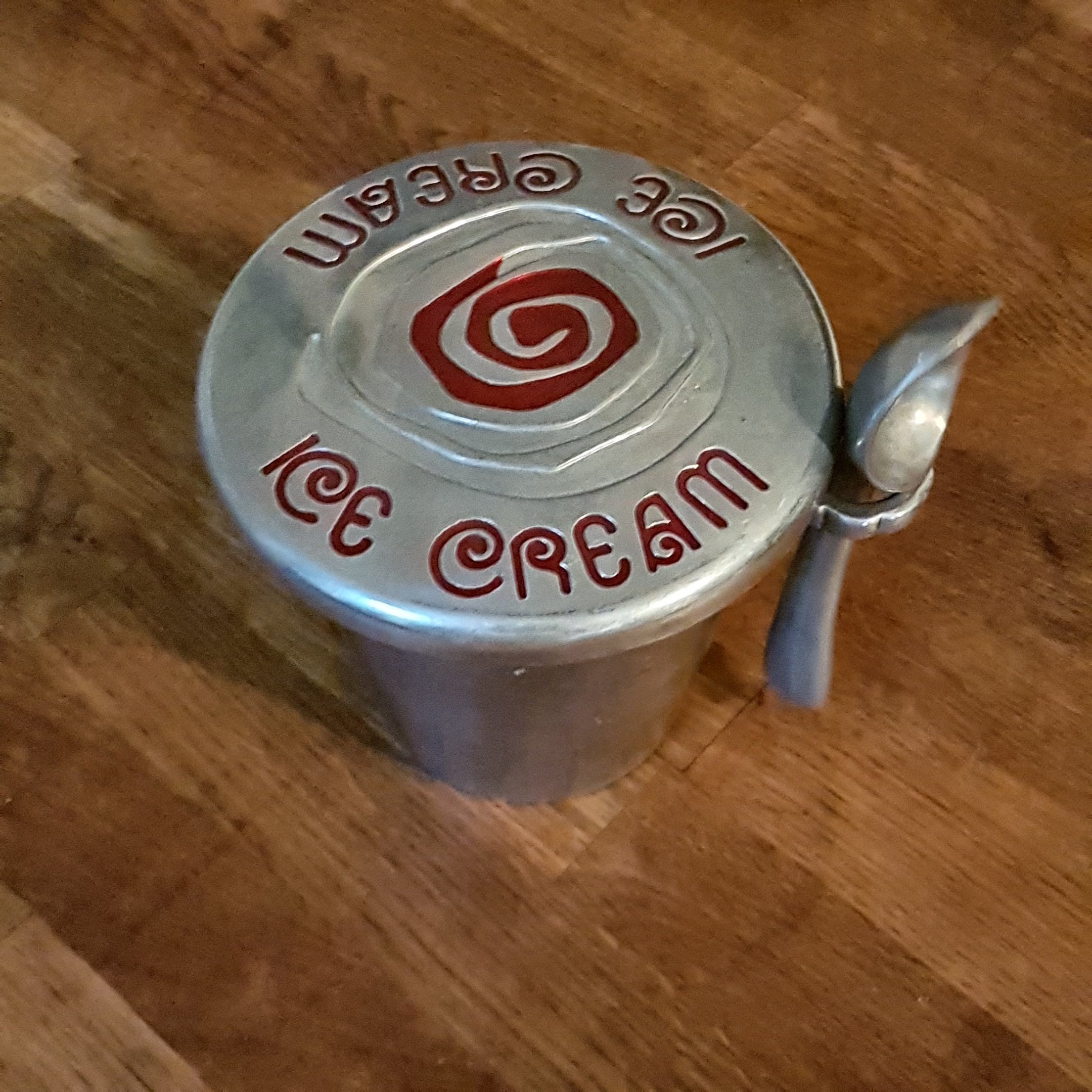 Vintage Wild Eye Designs / Aluminum Pint Ice Cream Container with Scoop