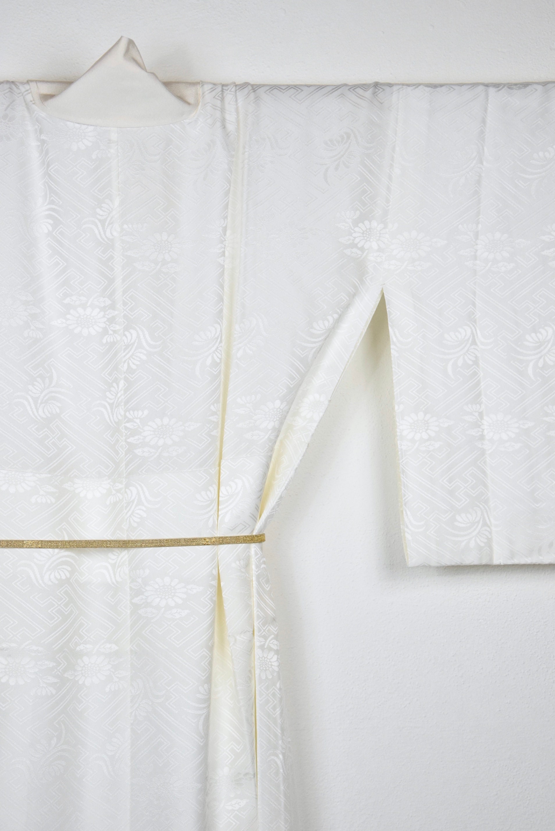 Japanese Vintage Kimono Robe in Silk white with silk Obijime belt, Silk ...