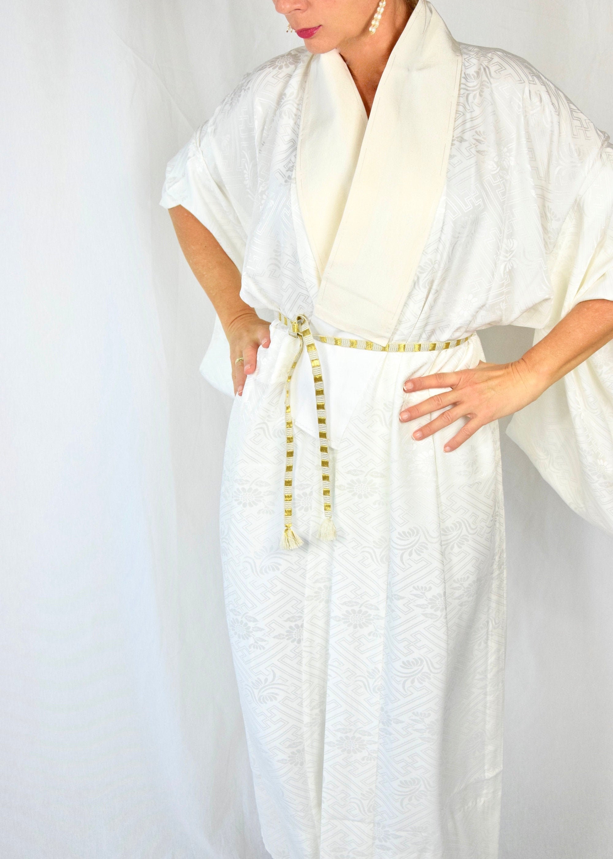 Japanese Vintage Kimono Robe in Silk white with silk Obijime belt, Silk ...