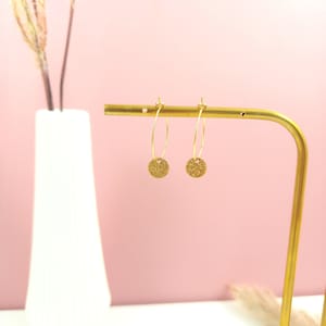 Goldene Creole mit kleinen runden Anhängern. 18 Karat Gold Creolen. Goldene Creolen. Goldene ...