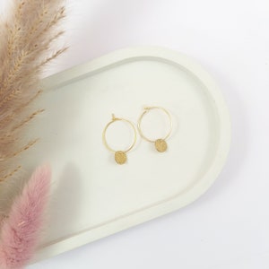 Goldene Creole mit kleinen runden Anhängern. 18 Karat Gold Creolen. Goldene Creolen. Goldene ...