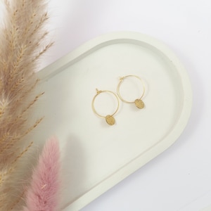 Goldene Creole mit kleinen runden Anhängern. 18 Karat Gold Creolen. Goldene Creolen. Goldene ...