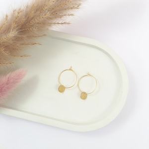 Goldene Creole mit kleinen runden Anhängern. 18 Karat Gold Creolen. Goldene Creolen. Goldene ...