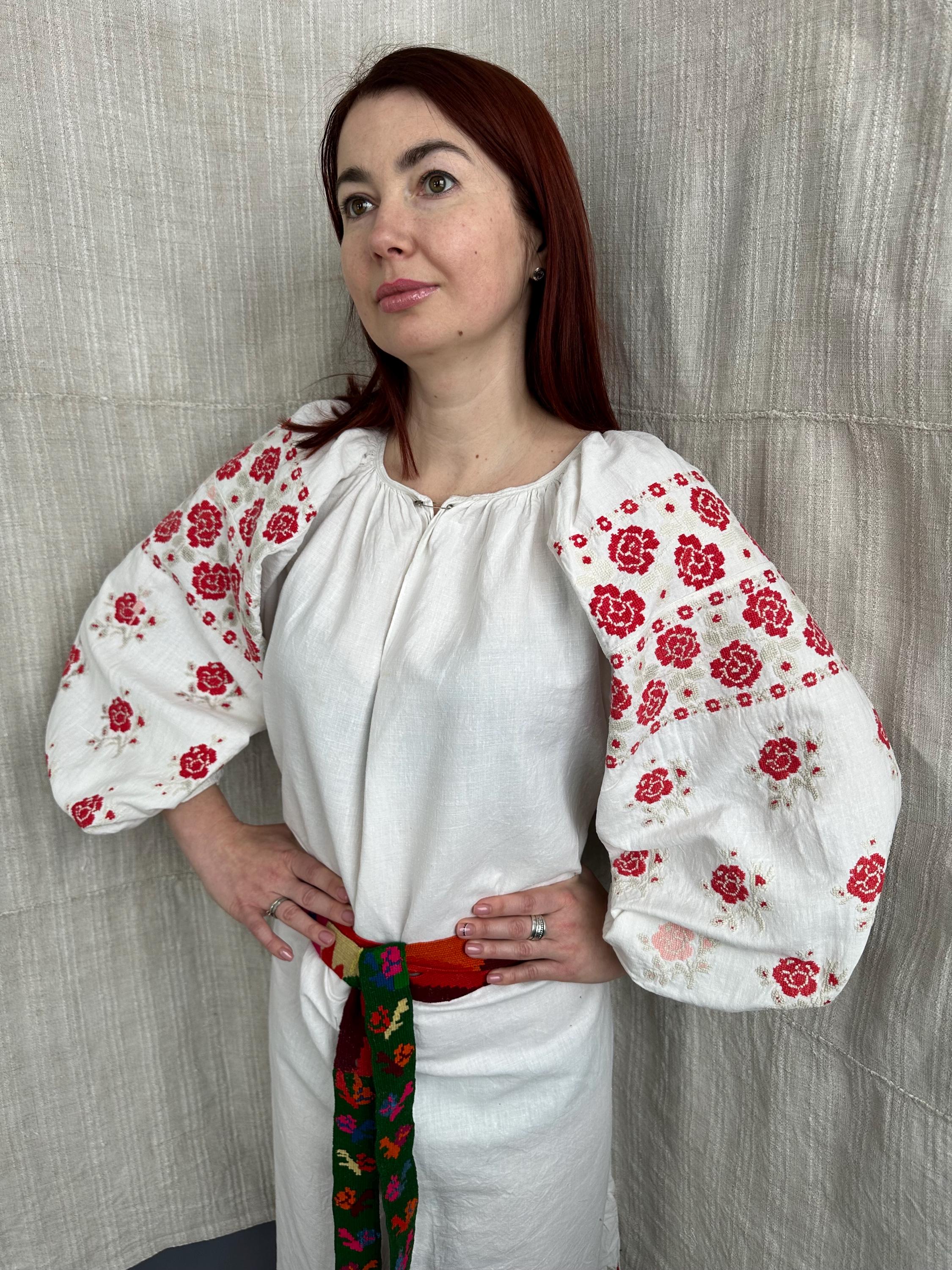 ウクライナのヴィンテージリネン民族衣装 刺繍入りドレス ウクライナのヴィンテージリネン民族衣装 刺繍入りドレス