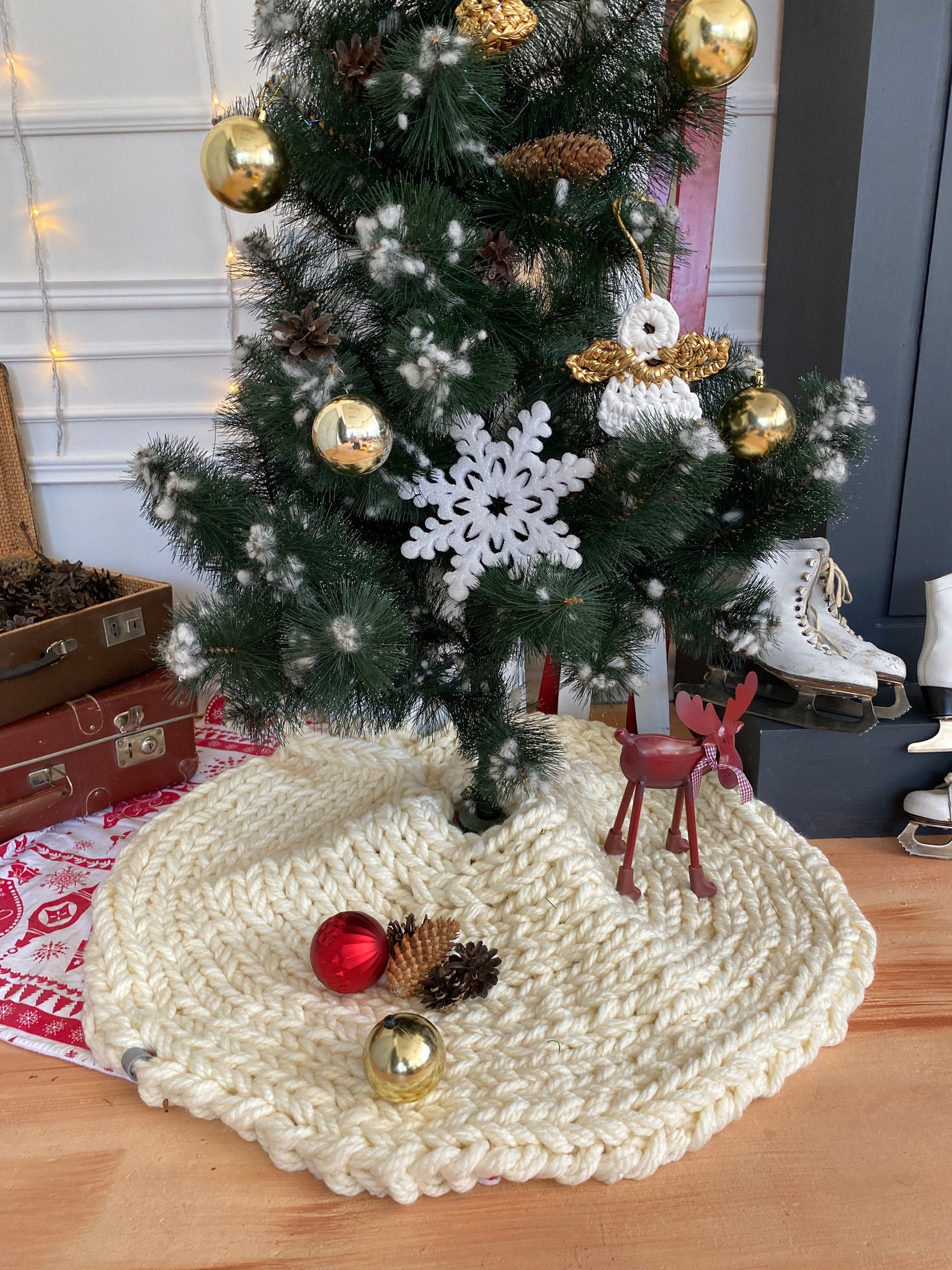 Chunky knit Christmas tree skirt Giant knit holiday tree | Etsy