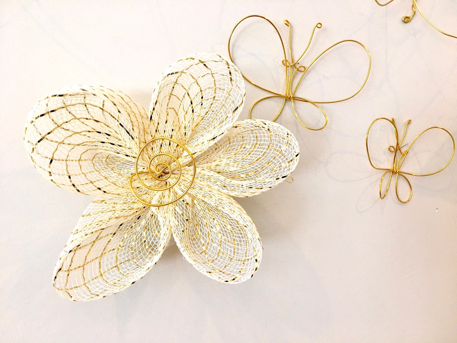 Home Decor. Wall Decor. Hanging. Gold Wire Art. 3 Wire Flowers and 3 ...