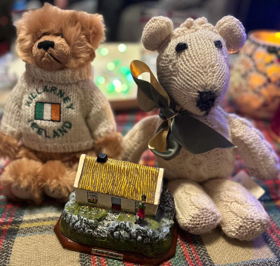 Irish Cottage Music Box W/ Two Irish Bears, Plays "when Irish Eyes Are ...