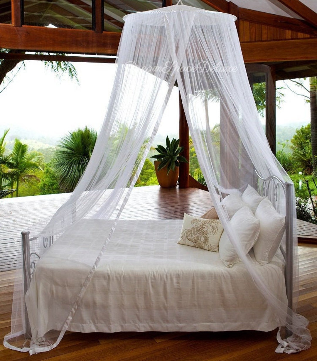 Circular canopy bed store