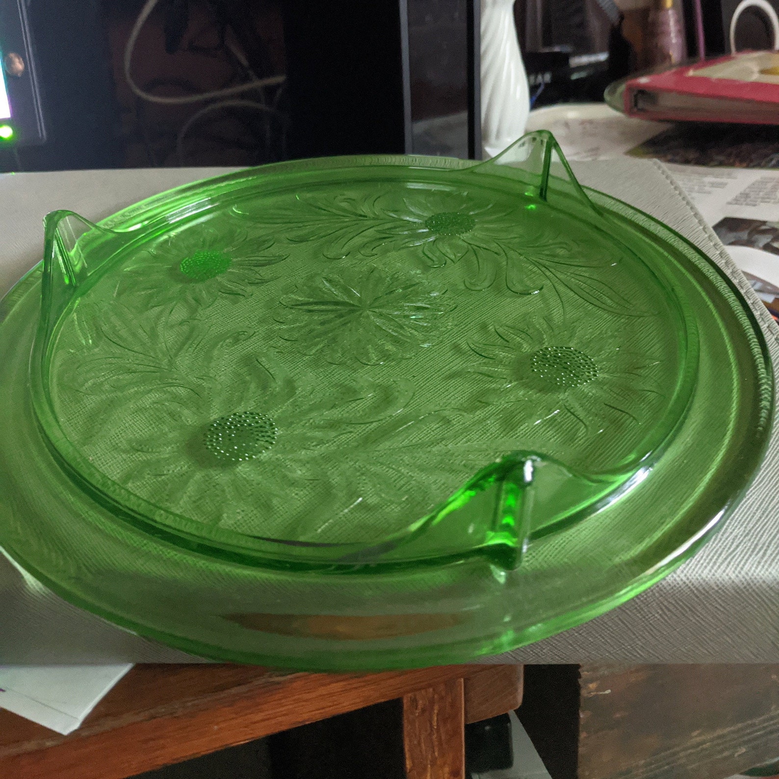 Jeanette Green Depression ware Glass 3 footed cake plate - Etsy.de