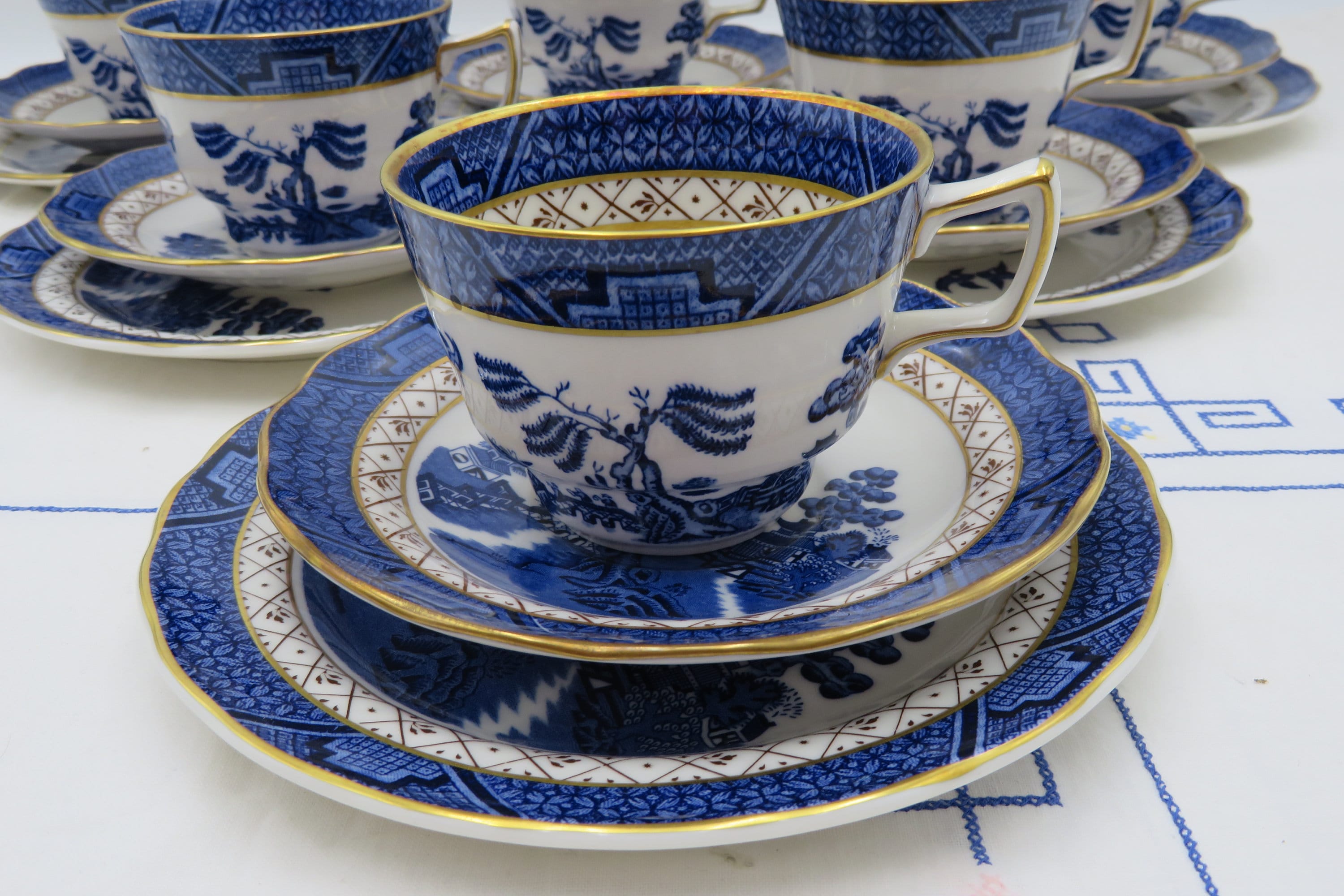 6 Royal Doulton Booths Real Old Willow, Tea Cups, Saucers and Side ...