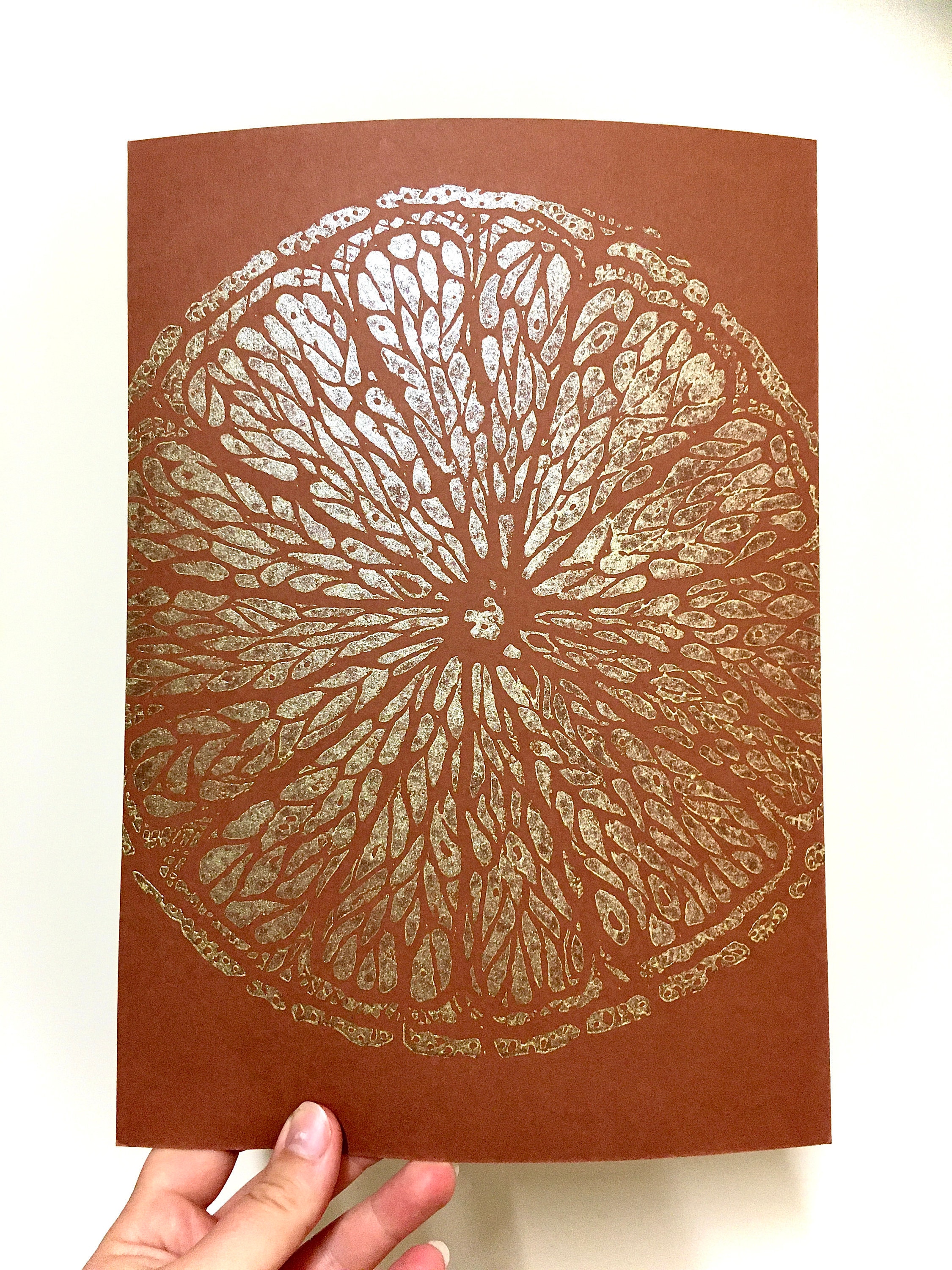 Impresión Linocut Linocut de oro 'Citrus' sobre papel de terracota A4 ...