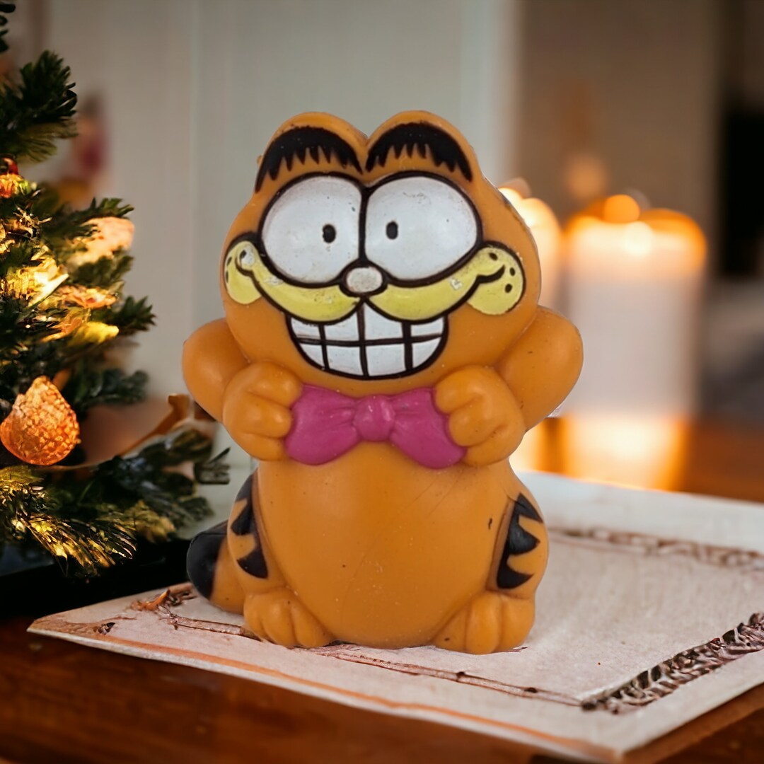 1981 Garfield Figurine With Pink Bow Tie United Features Syndicate ...