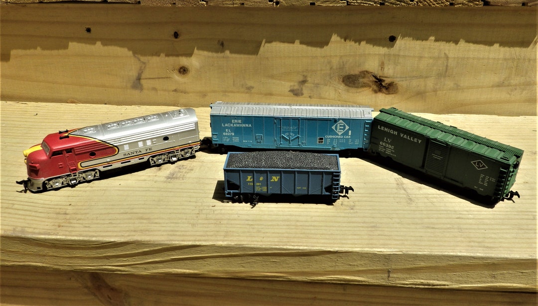 HO Scale Rail Cars and Santa Fe F7 Diesel Engine, Lehigh Valley Car ...
