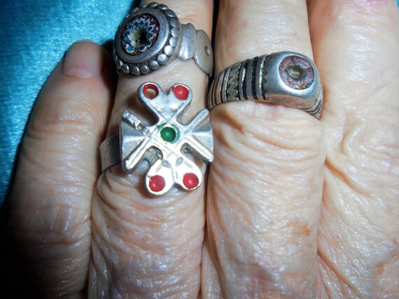 MOROCCAN JEWELRY, 3 silver old Saharan rings, inlaid … - Gem