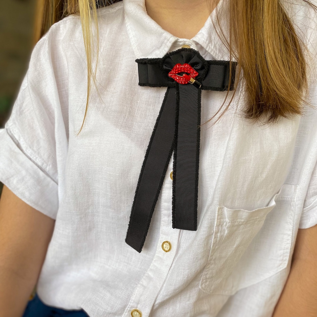 Broche en ruban noir avec lèvres rouges. Cadeau pour elle. Broche faite ...
