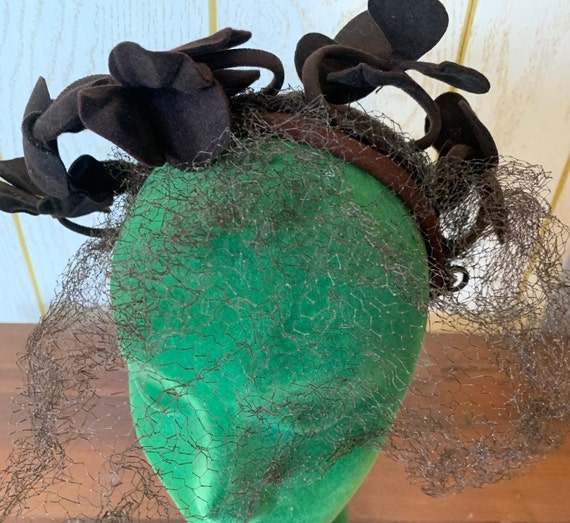 1950's Hat Brown Felt Net Floral Dingbat Hat Juliette… - Gem