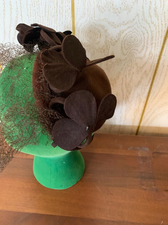 1950's Hat Brown Felt Net Floral Dingbat Hat Juliette… - Gem