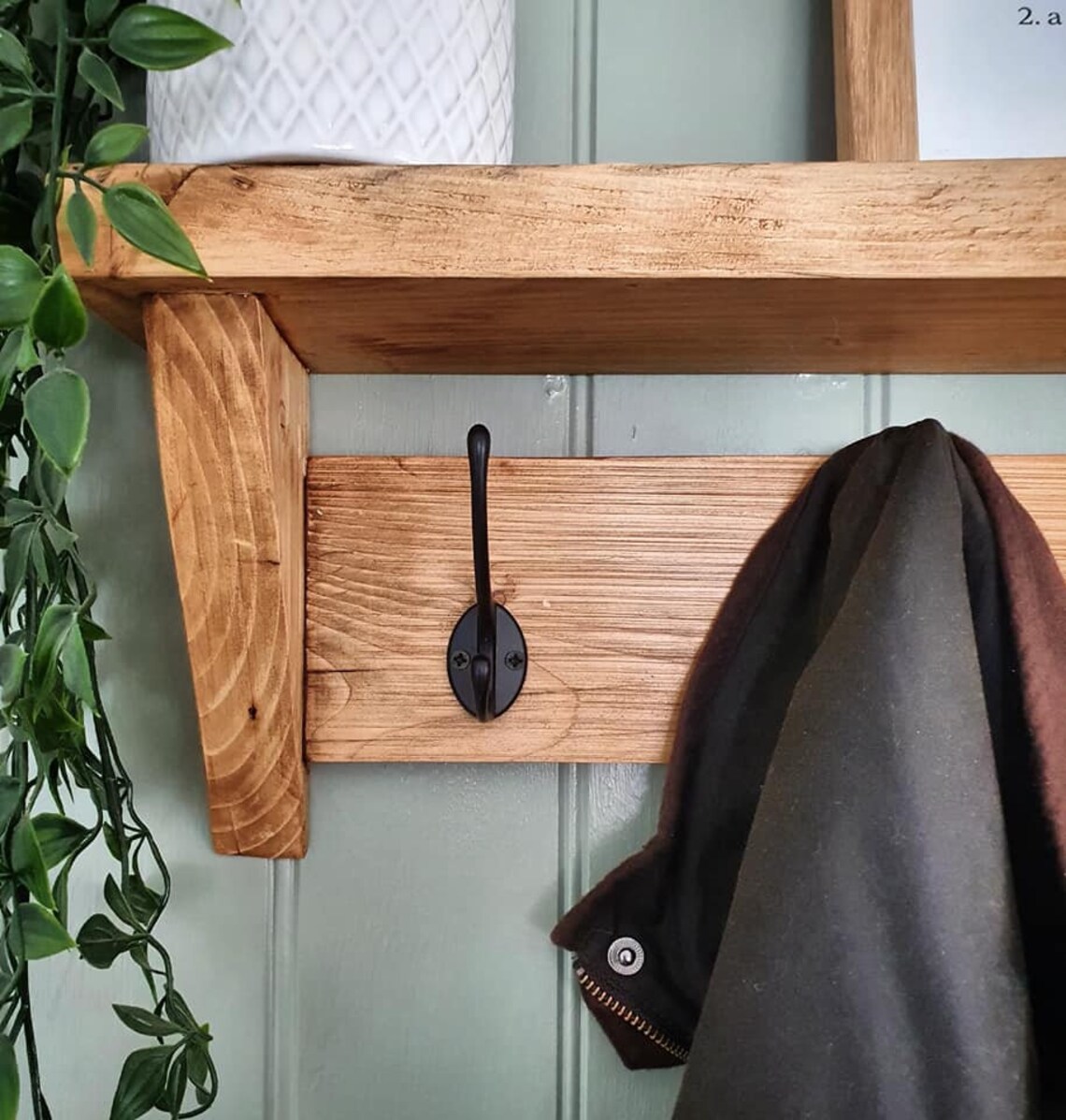 Perchero rústico de madera recuperada con estante / montado en | Etsy