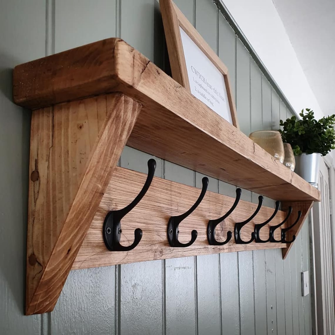 Perchero rústico de madera recuperada con estante / montado en | Etsy