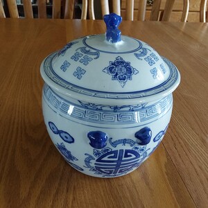 A 1930s Large 8 Inch Tall White With Blue Chinoiserie Chinese Rice Jar ...