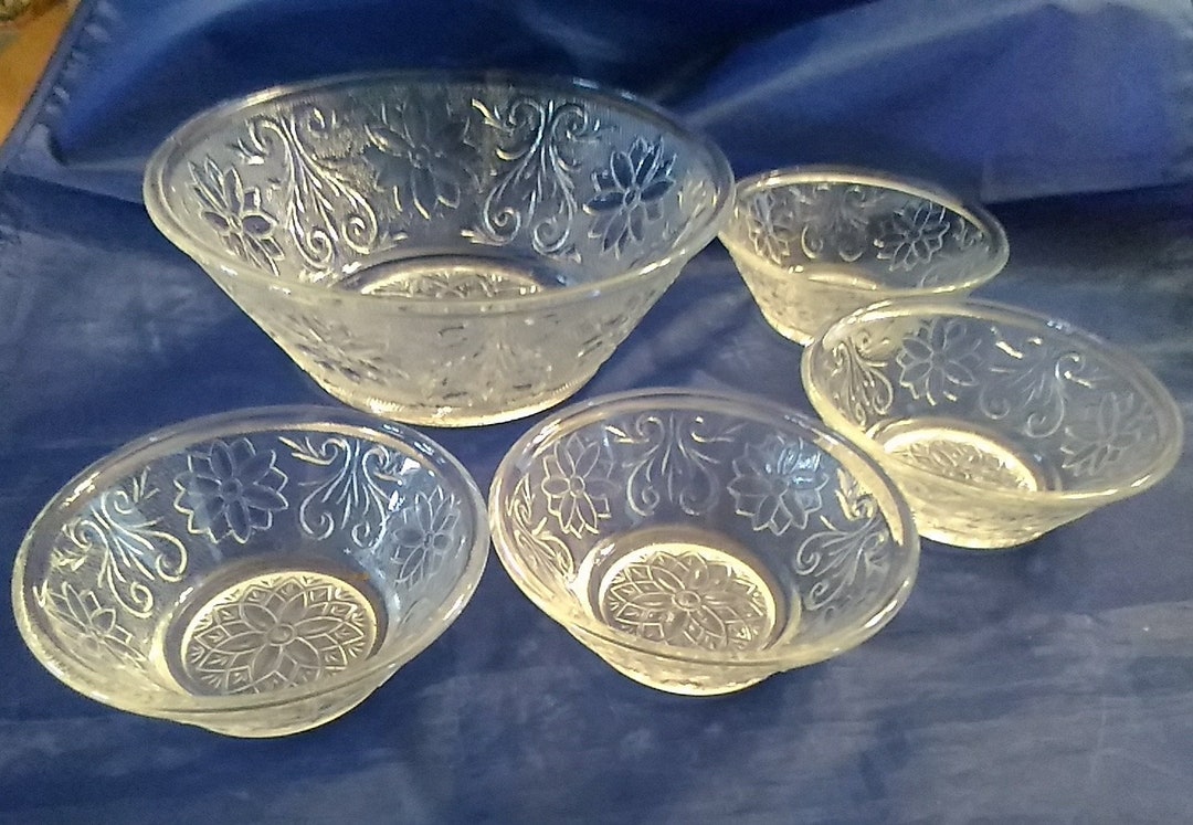 A 5 Piece Tiara Patterned Fruit or Salad Set. There is One Large 8.5 ...