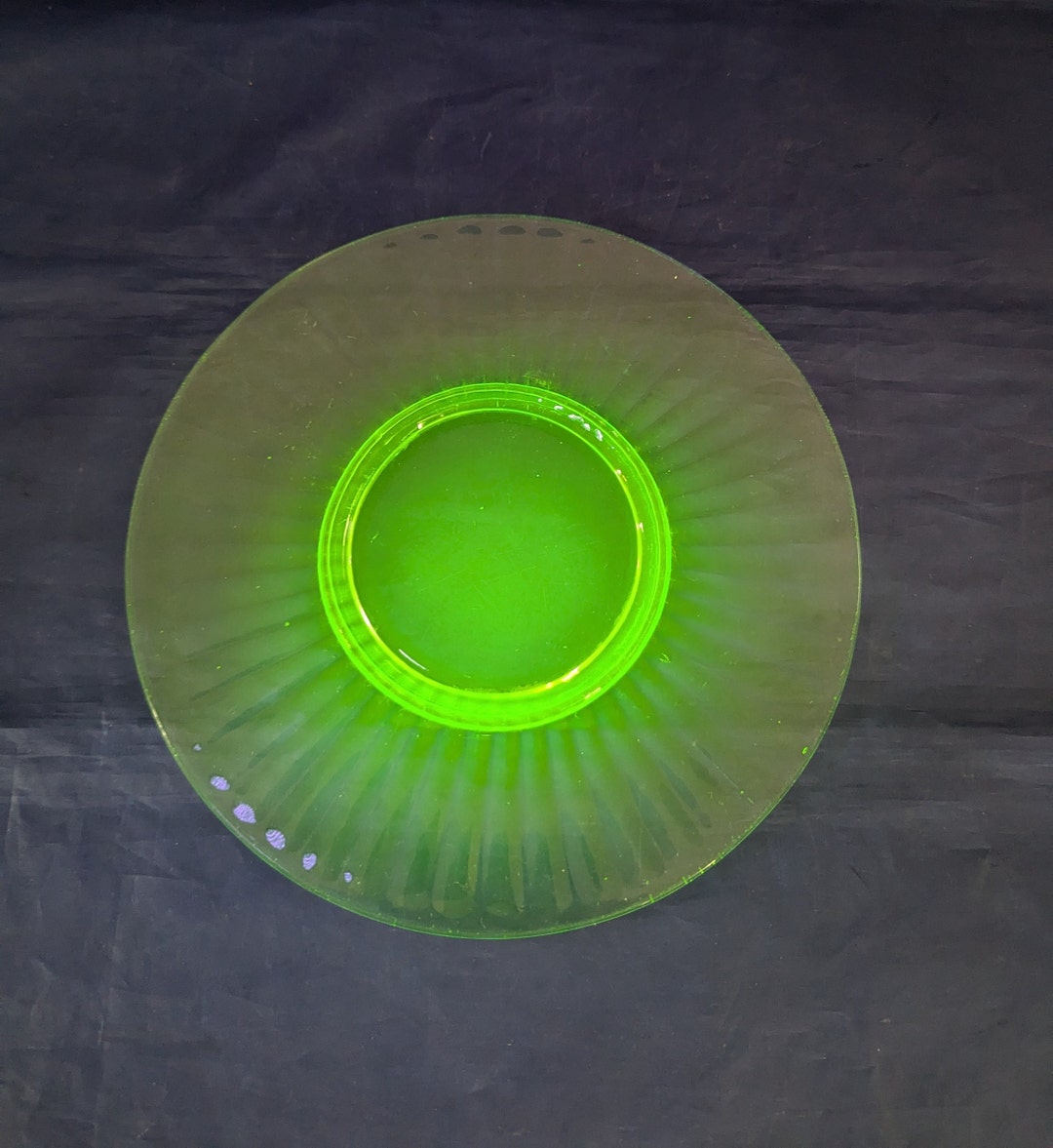 A Vintage 1950's Green Uranium 8" Plate That Glows Under a Black Light ...