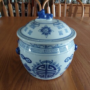 A 1930s Large 8 Inch Tall White With Blue Chinoiserie Chinese Rice Jar ...